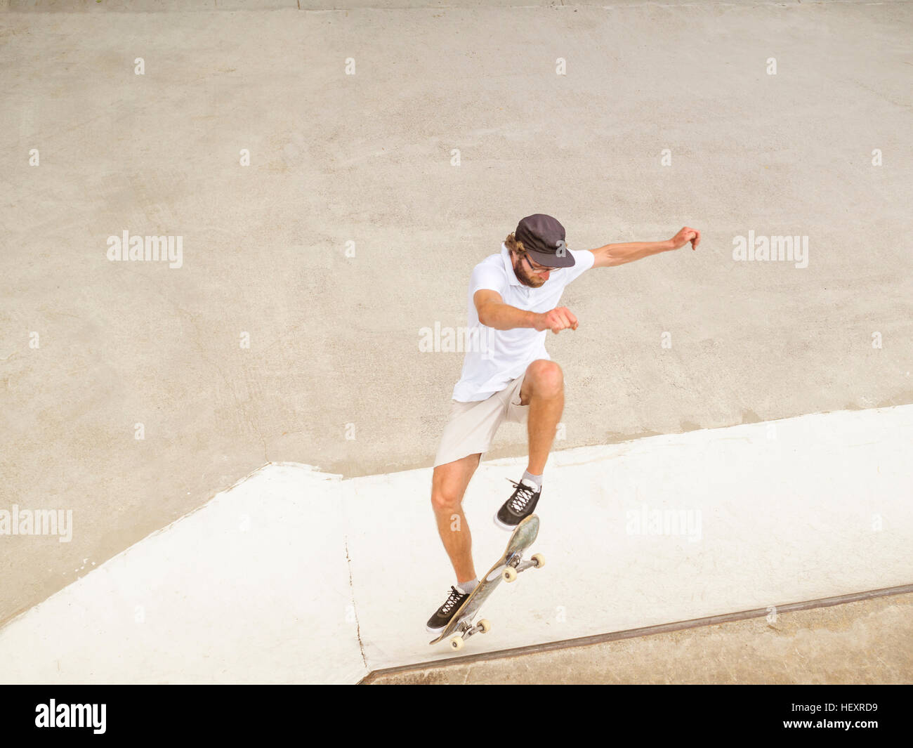 Man skate boarding hi-res stock photography and images - Alamy