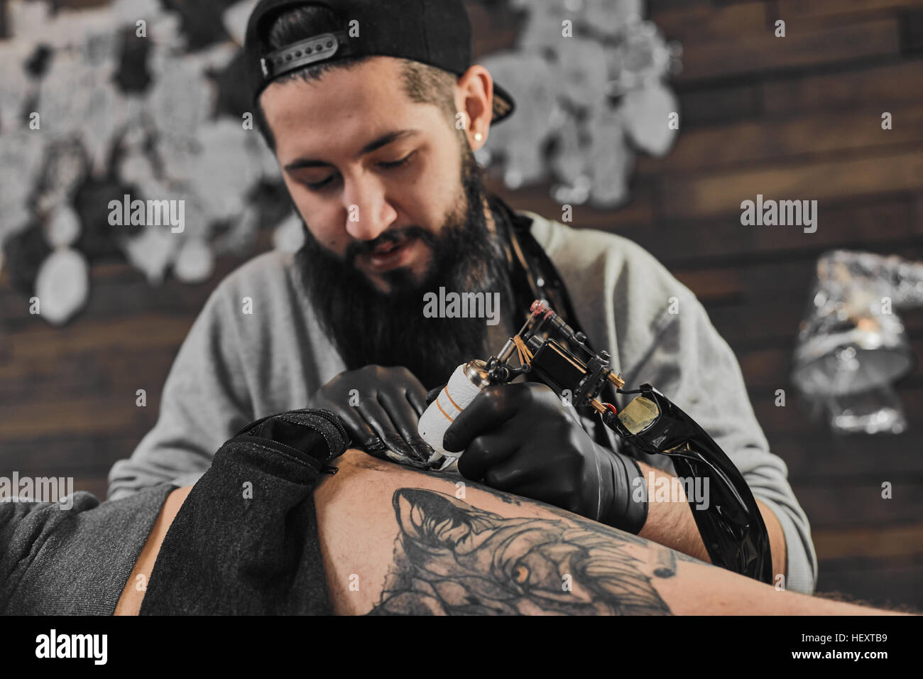 Tattoo master is tattooing in the tattoosalon Stock Photo - Alamy