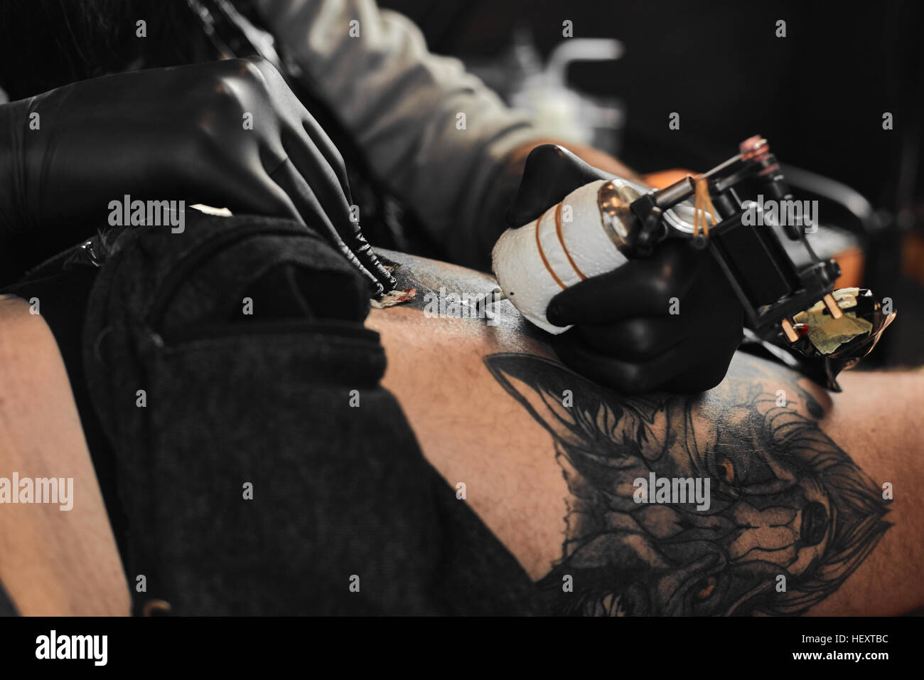 Tattoo master is tattooing in the tattoosalon Stock Photo - Alamy