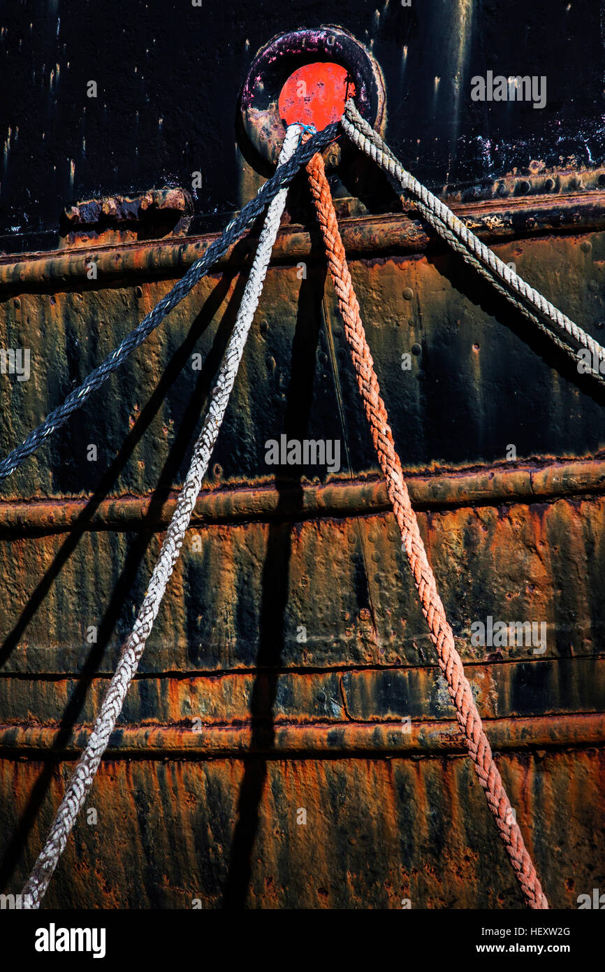 Mooring ropes hi-res stock photography and images - Alamy