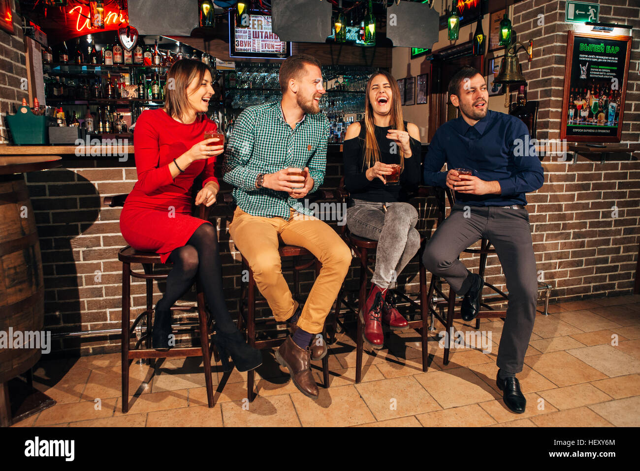 Friends enjoying drink pub hi-res stock photography and images - Alamy
