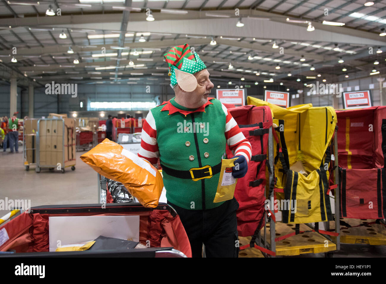 Royal Mail Christmas temp workers process Christmas mail at the Royal ...