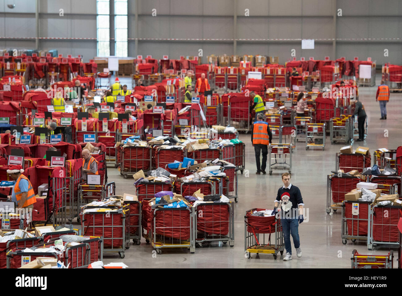 Royal Mail Christmas temp workers process Christmas mail at the Royal ...