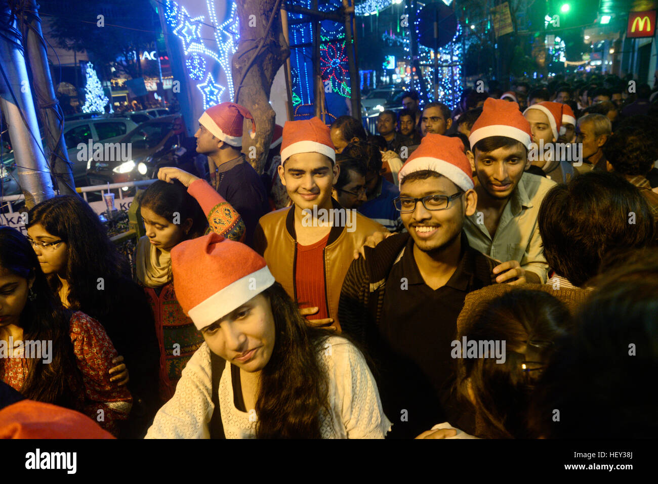 Kolkata, India. 24th Dec, 2016. Huge crowd at Park Street on the ...
