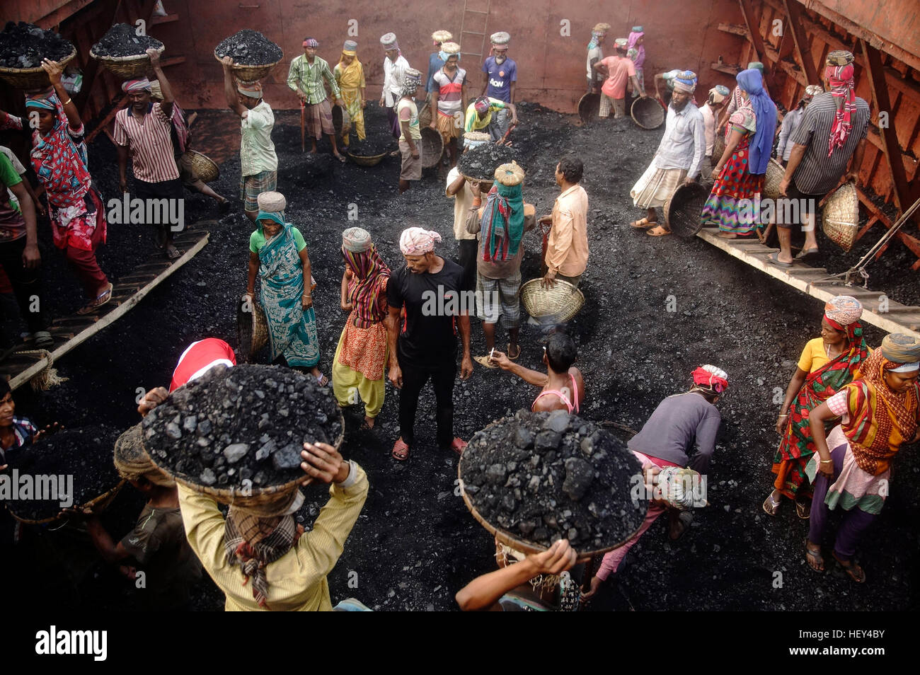 Bangladeshi coal labor hi-res stock photography and images - Alamy