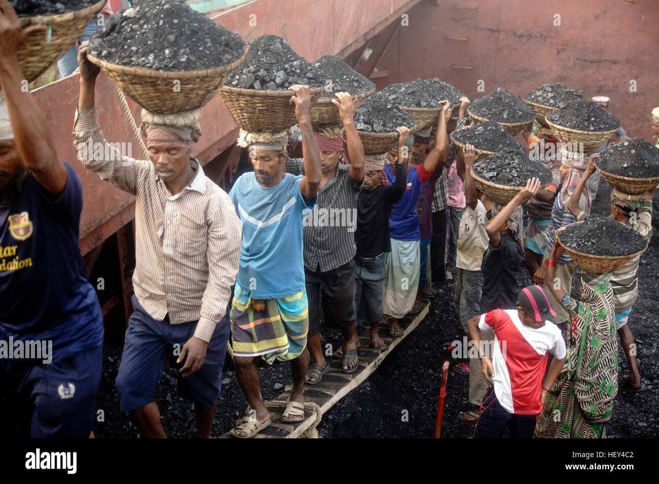 Bangladeshi coal labor hi-res stock photography and images - Alamy