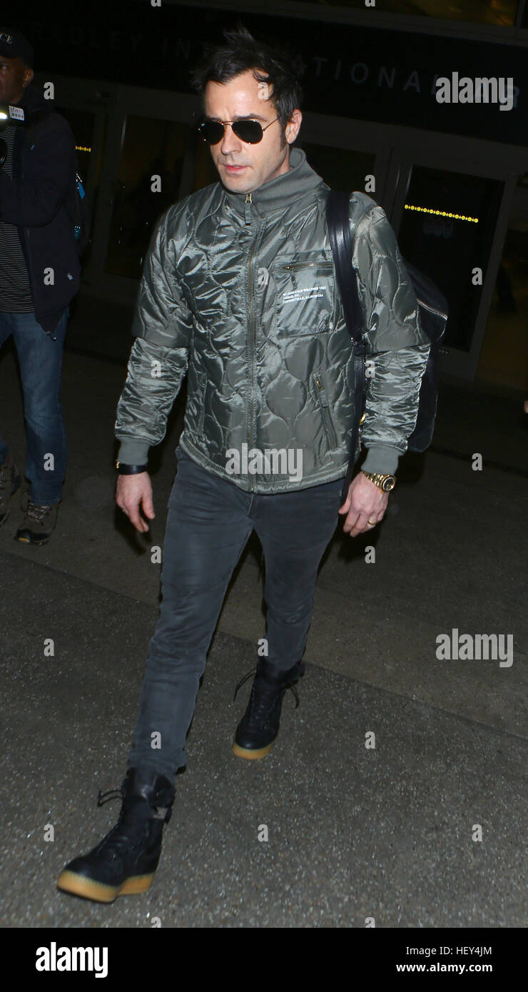 Justin Theroux arrives at Los Angeles International (LAX) Airport ...