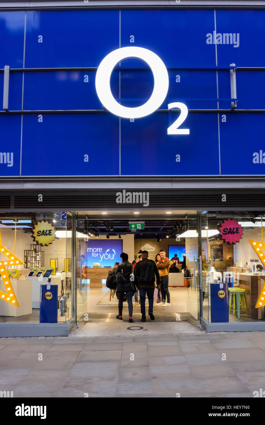 O2 mobile phone store in Market Street, Manchester Stock Photo - Alamy