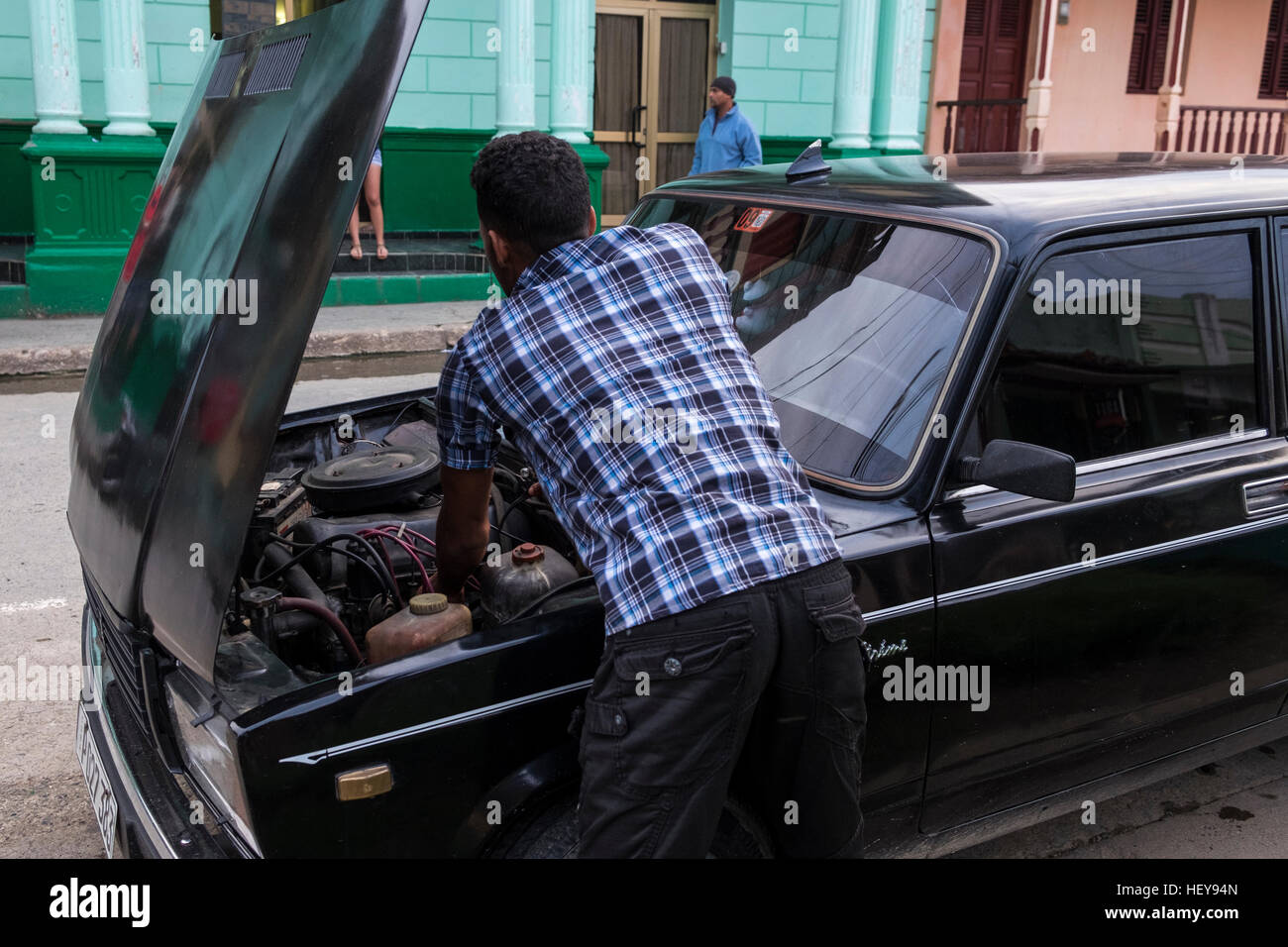 Mechanic roadside repair hi-res stock photography and images - Alamy