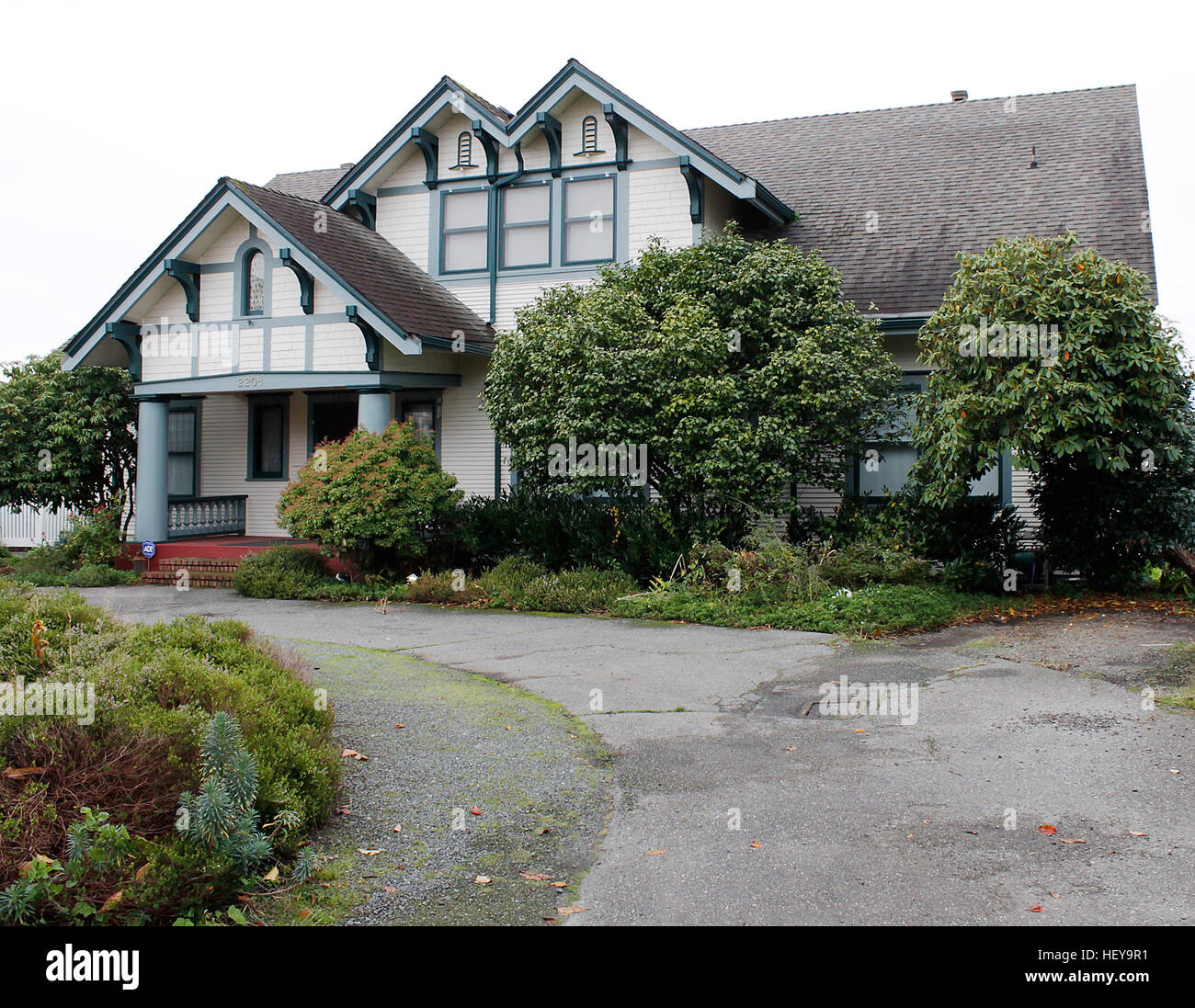 House with a roundabout driveway Stock Photo - Alamy
