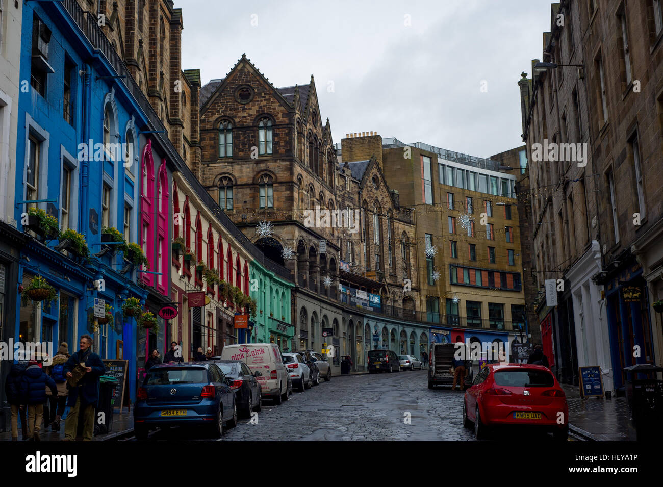 Victoria Street view. Colourful Edinburgh city Old Town cobbled street ...