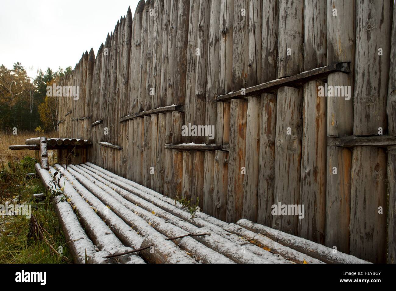 Wooden log and hedge background hi-res stock photography and images - Alamy