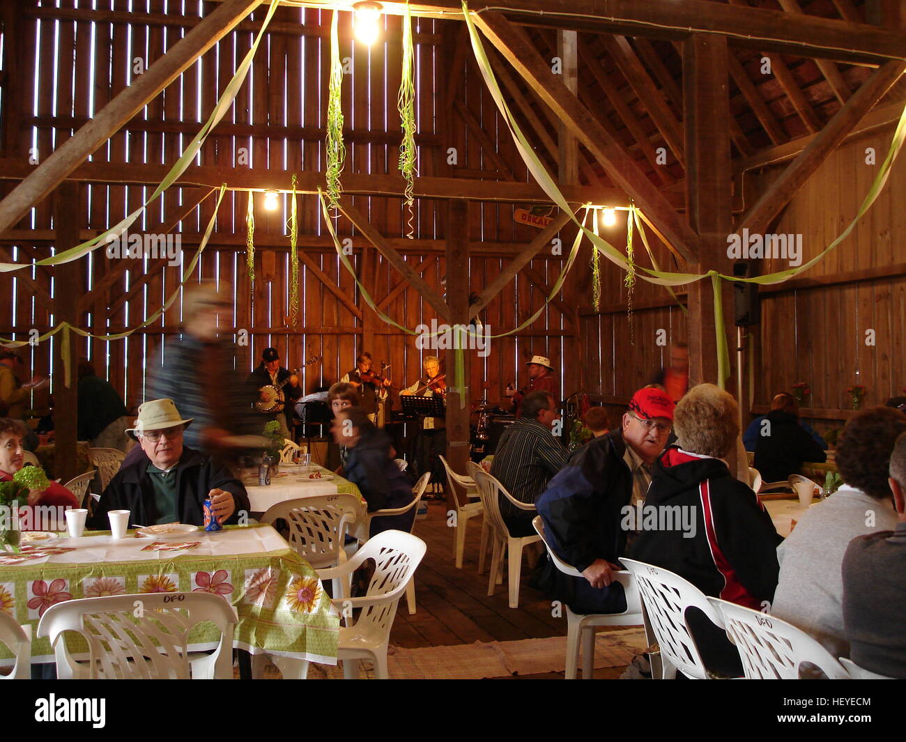 Dancing on tables hi-res stock photography and images - Alamy