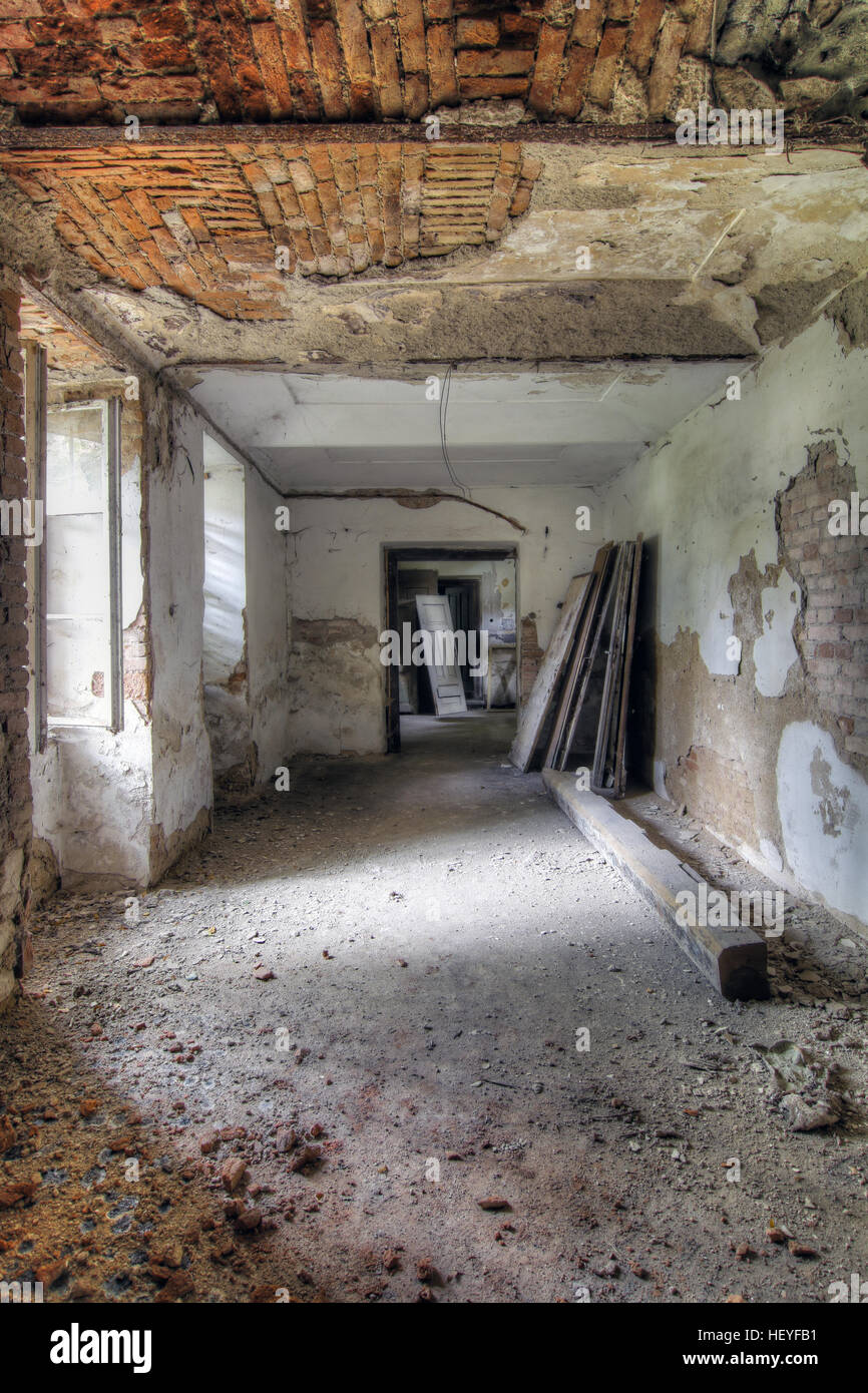 Abandoned interior in ruins hi-res stock photography and images - Alamy