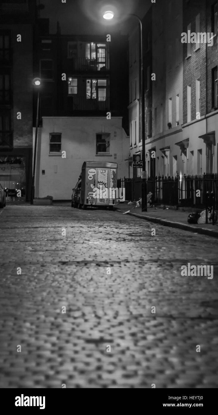 Empty street london hi-res stock photography and images - Alamy