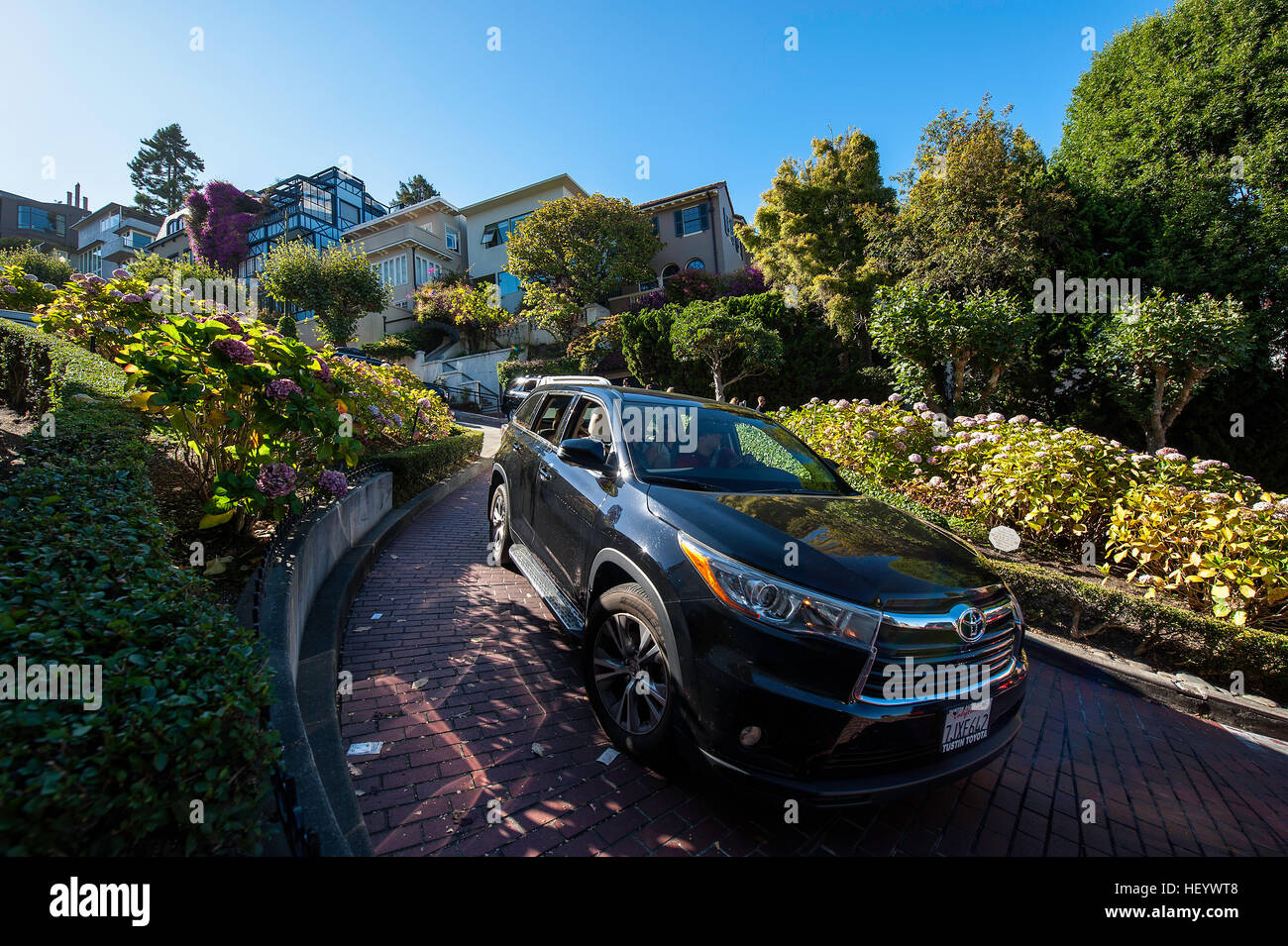 Cars driving down Lombard street San Francisco Stock Photo - Alamy