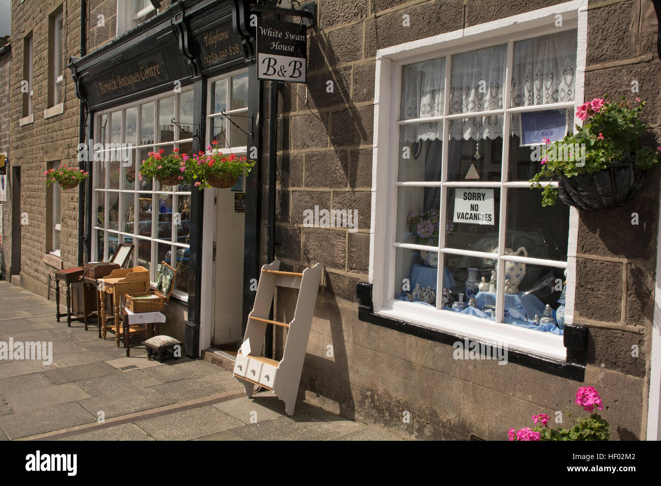 Lit shop fronts hi-res stock photography and images - Alamy