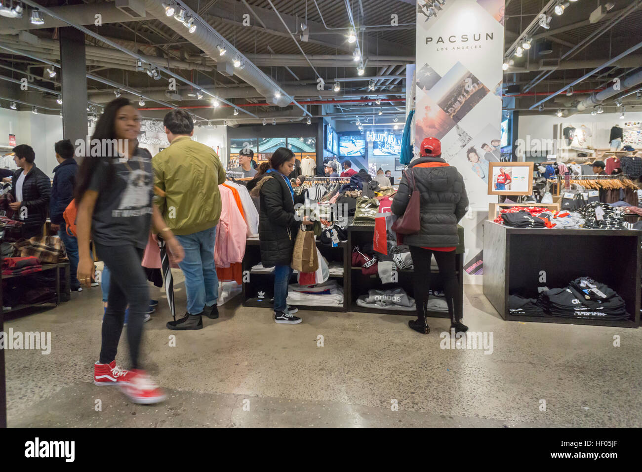 New York, USA. 24th Dec, 2016. Last minute shoppers in the PacSun ...
