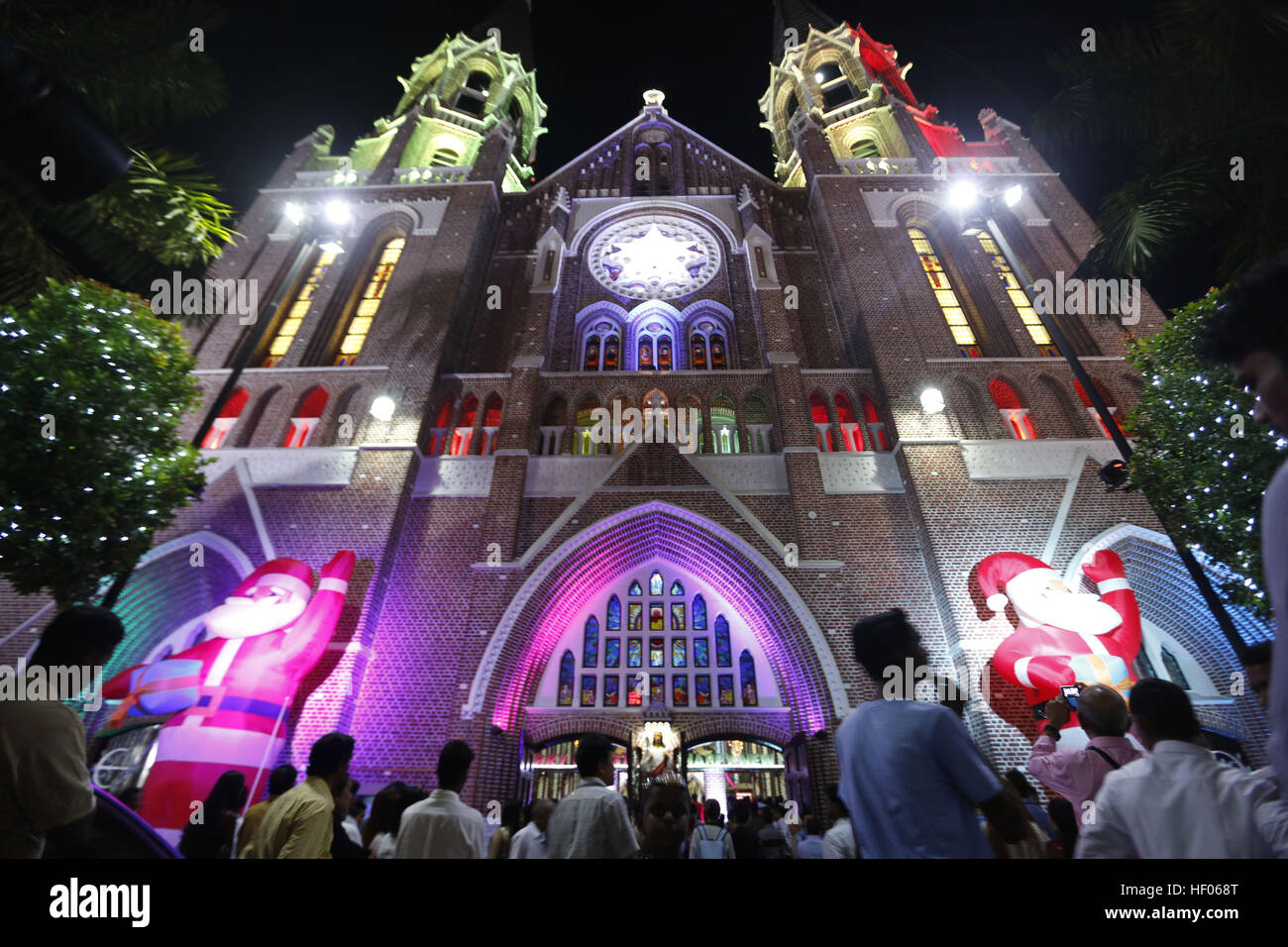 Yangon, Myanmar. 24th Dec, 2016. People visit a church on Christmas Eve ...