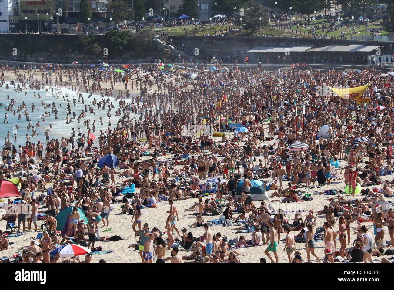 Sydney, Australia. 25 December 2016. Coogee Beach in Sydney’s eastern ...