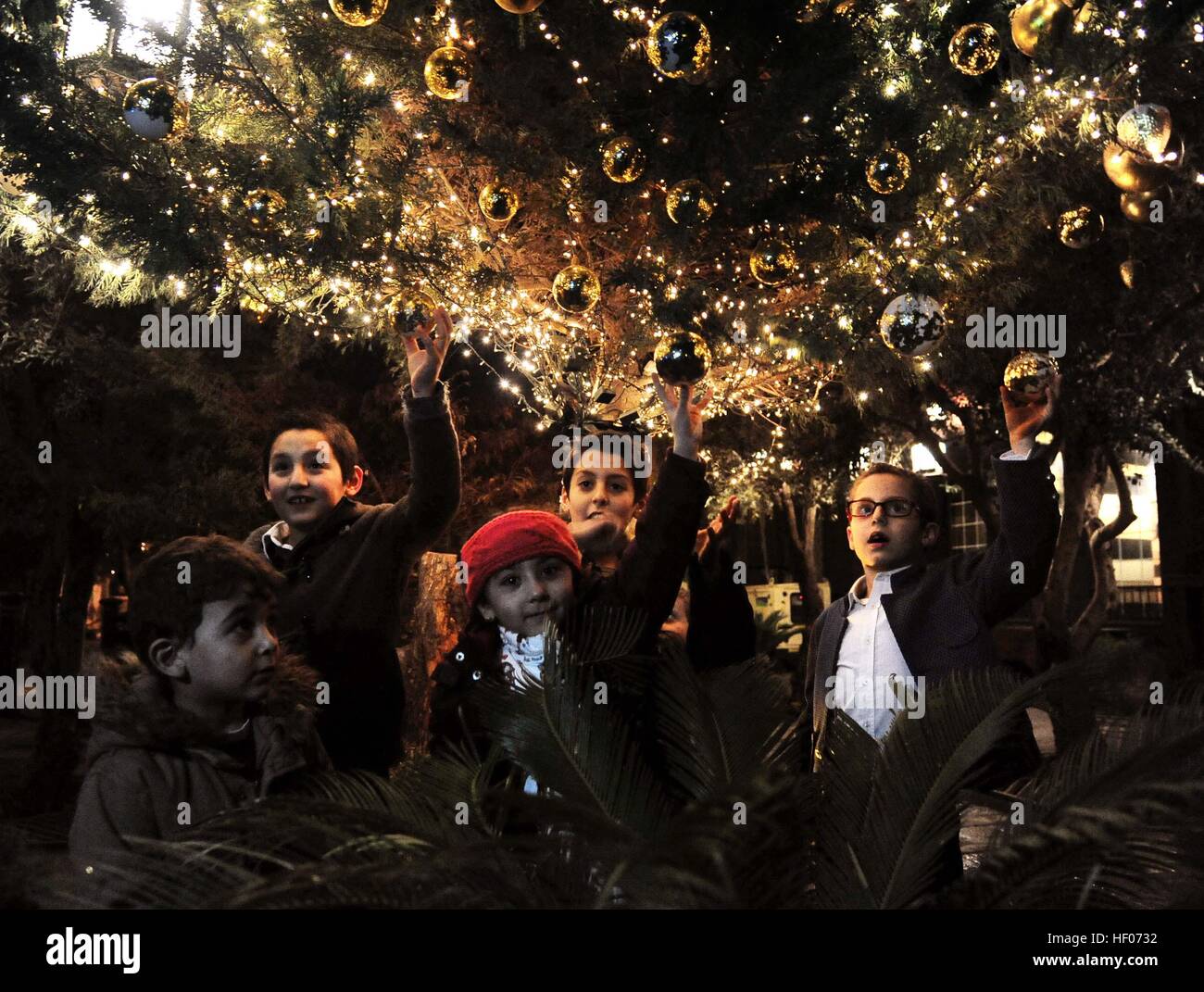 Damascus, Syria. 24th Dec, 2016. Children celebrate Christmas under a ...