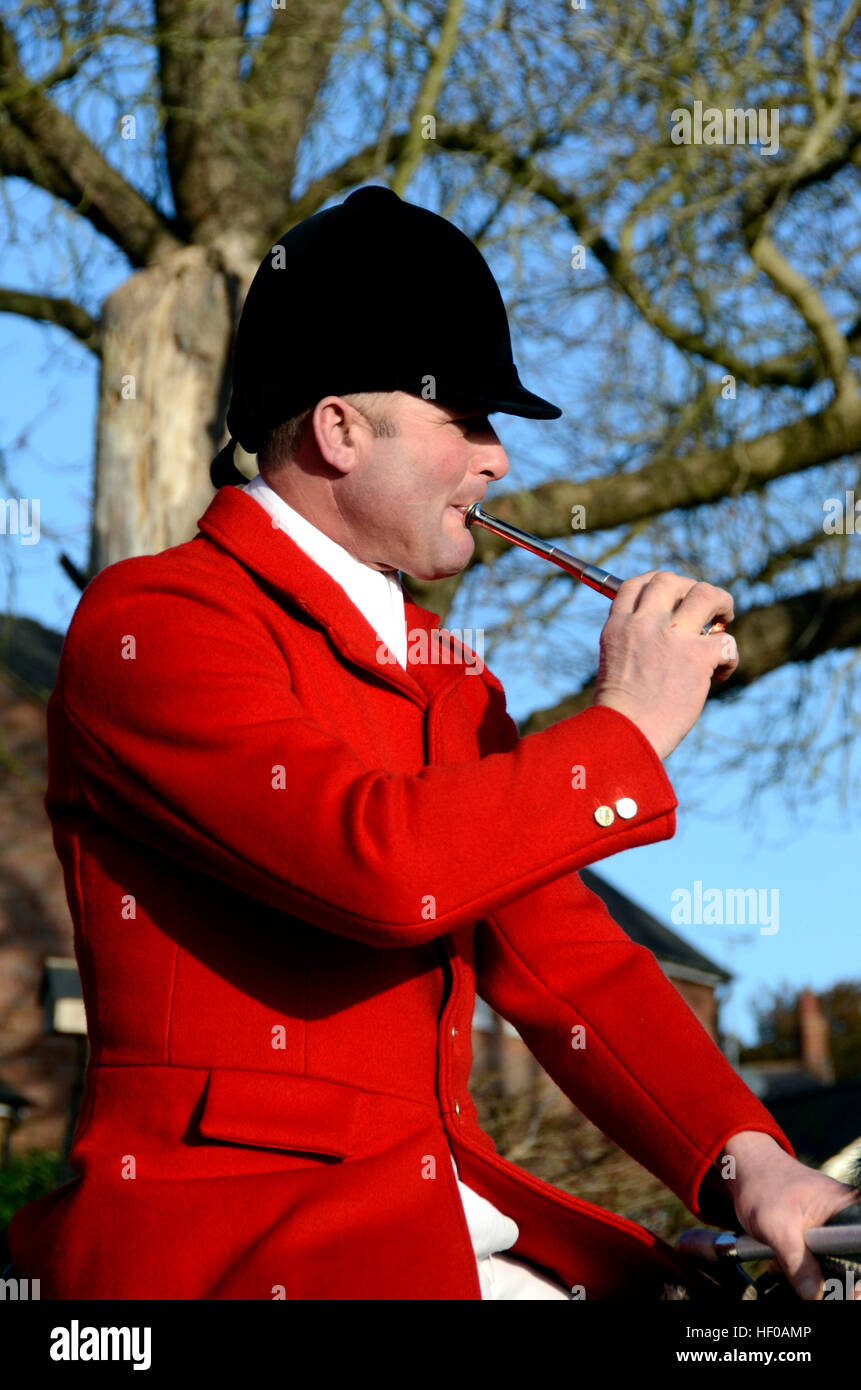 Winslow, UK. 26th Dec, 2016. Master if the Hunt with horn, at the ...