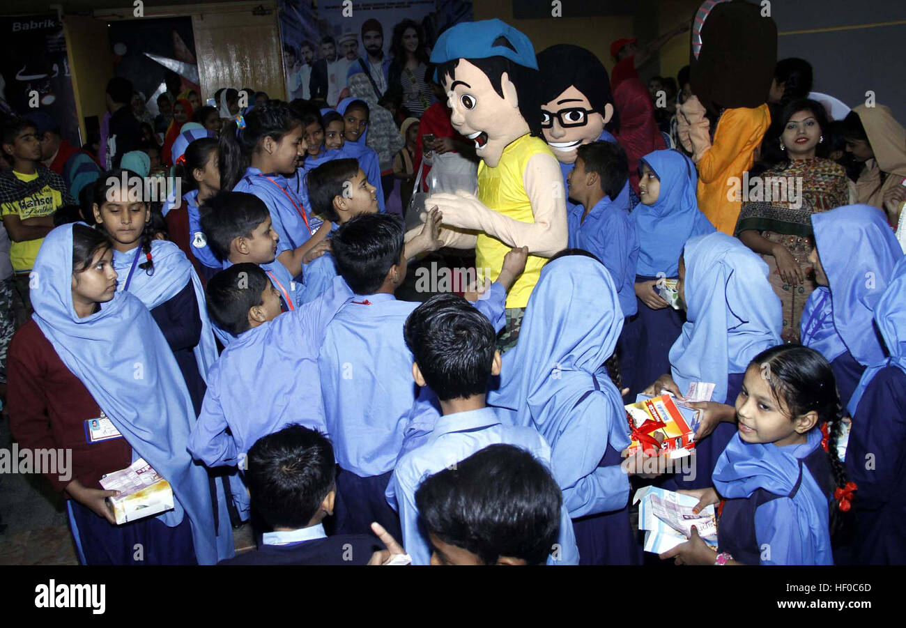 Children in a 3d cinema hi-res stock photography and images - Alamy