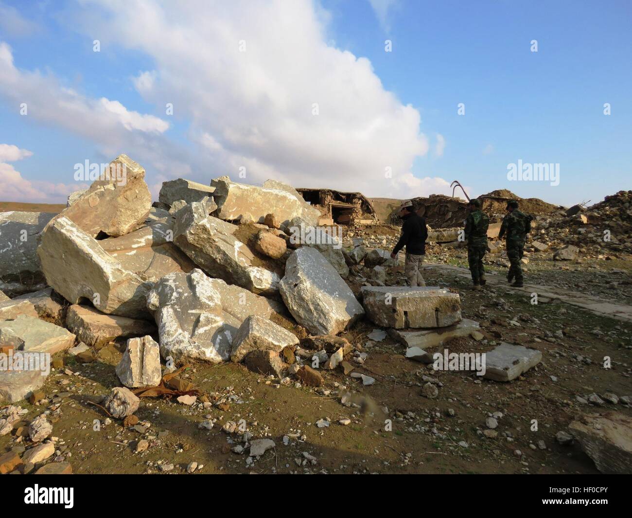 Nimrud, Iraq. 27th Dec, 2016. (Iraqi soldiers check the destroyed ...