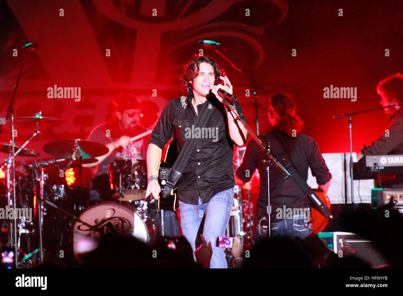 Country singer Joe Nichols and his band entertain the crowd at Marine ...