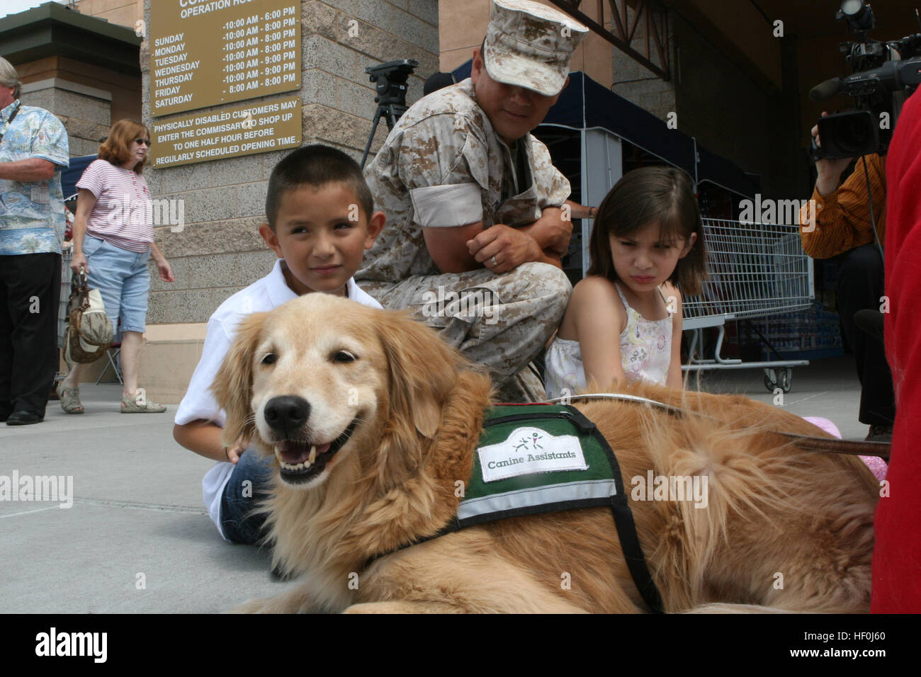 Adamari Muniz, 10, and her family meet a service dog at the Defense ...