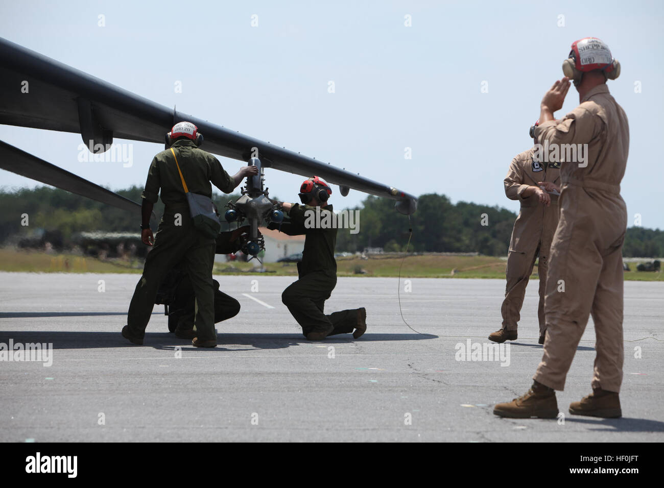 Air crew Marines with Marine Wing Support Squadron 274 conduct a “hot ...
