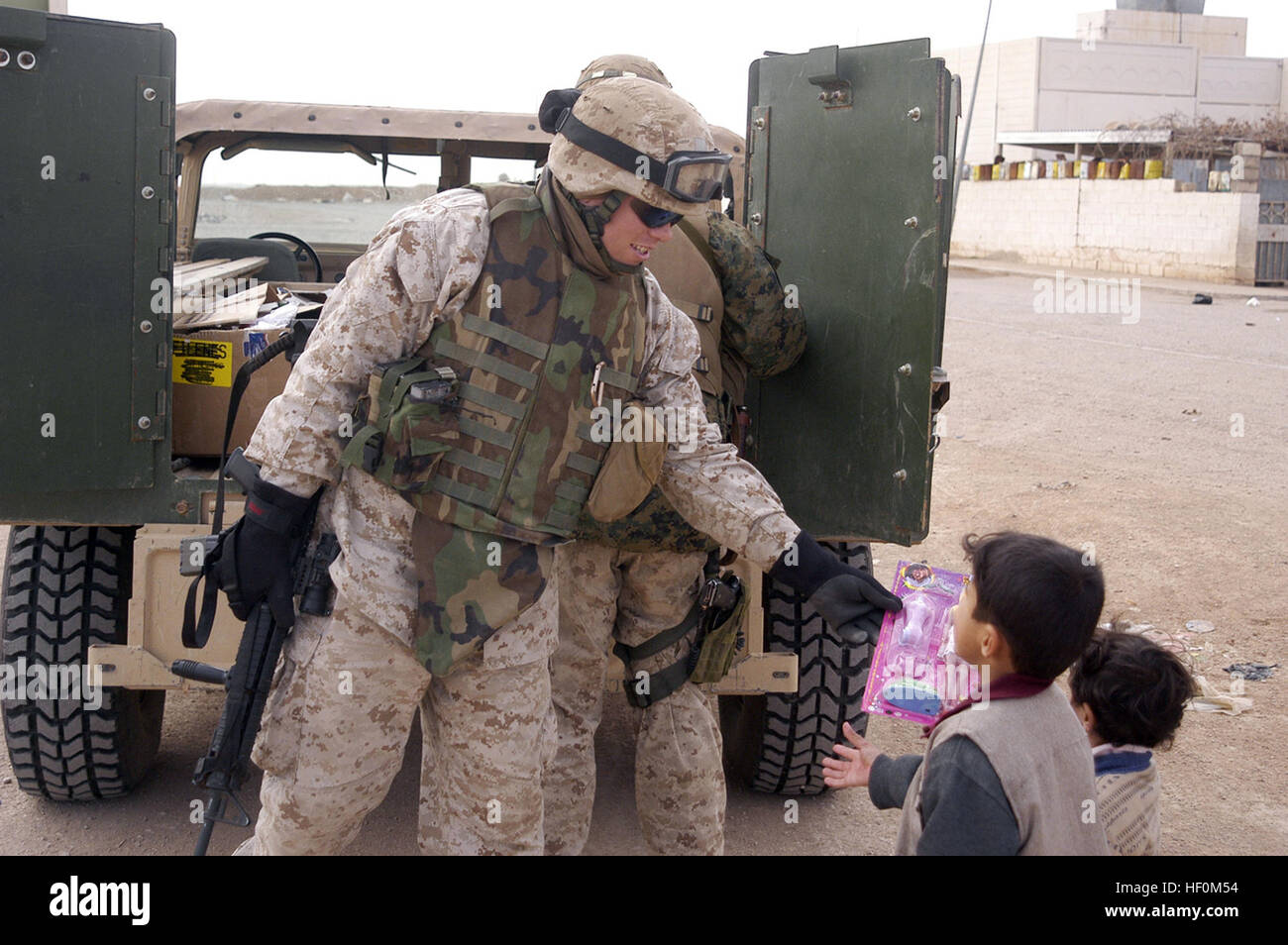 050105-M-3988H-016 Akashat, Iraq (Jan. 5, 2005) Ð U.S. Marines assigned ...
