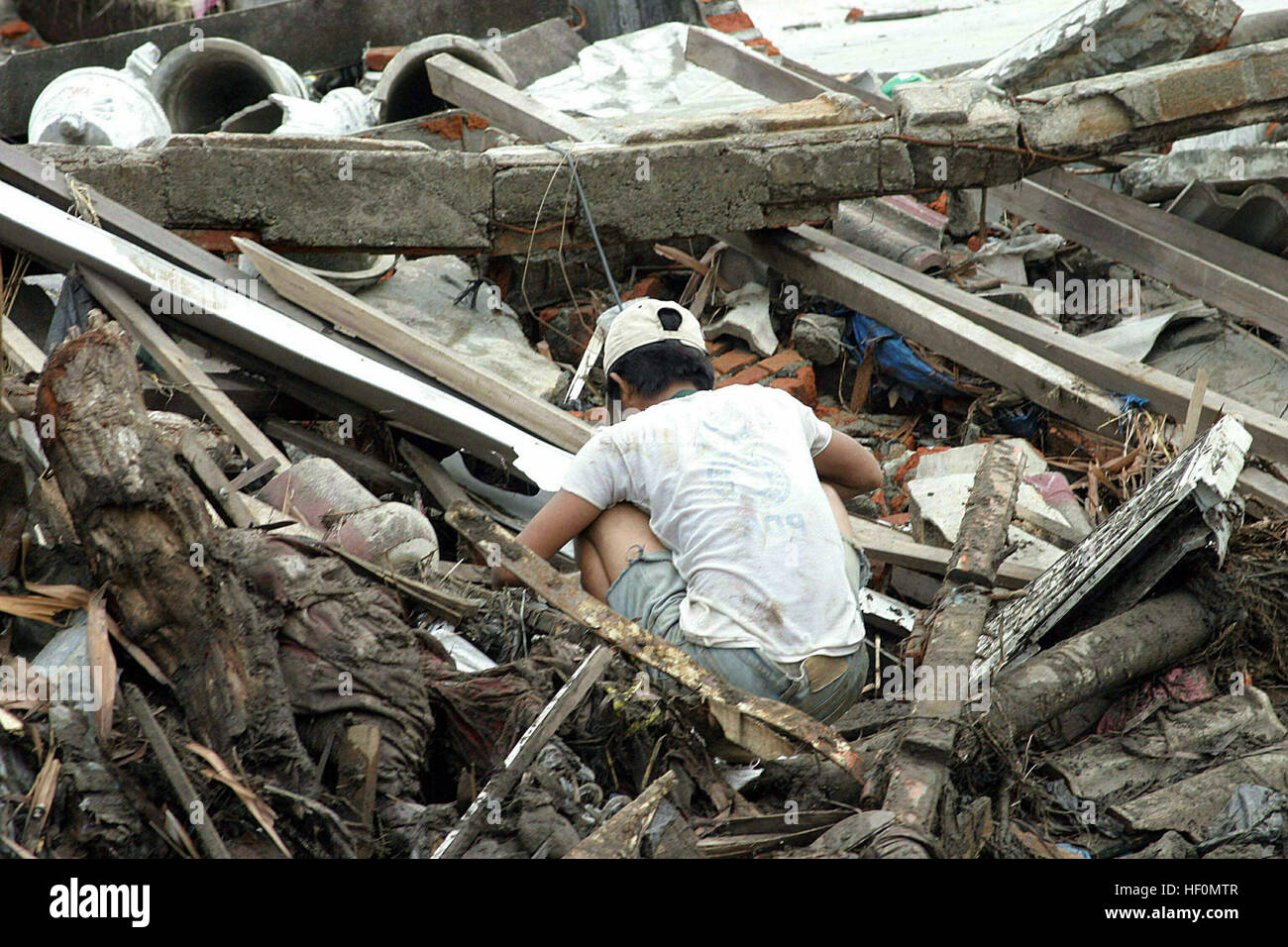 050110-M-0678H-005 Meulaboh, Sumatra, Indonesia (Jan. 10, 2005) - An ...