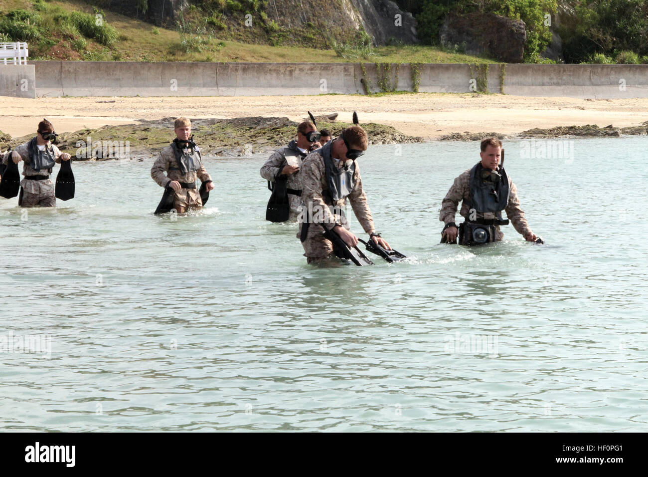 Marines with 3rd Reconnaissance Battalion enter the water to begin ...