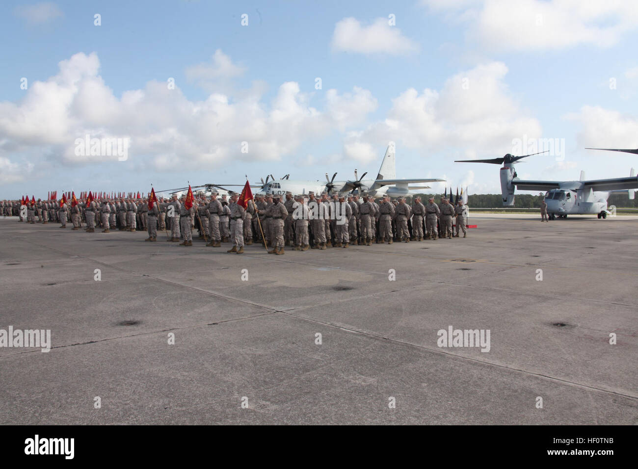 Marines stand on line hi-res stock photography and images - Alamy