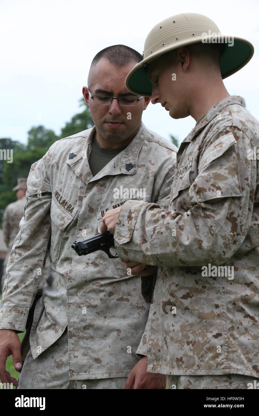 Combat marksmanship coaches course hi-res stock photography and images ...