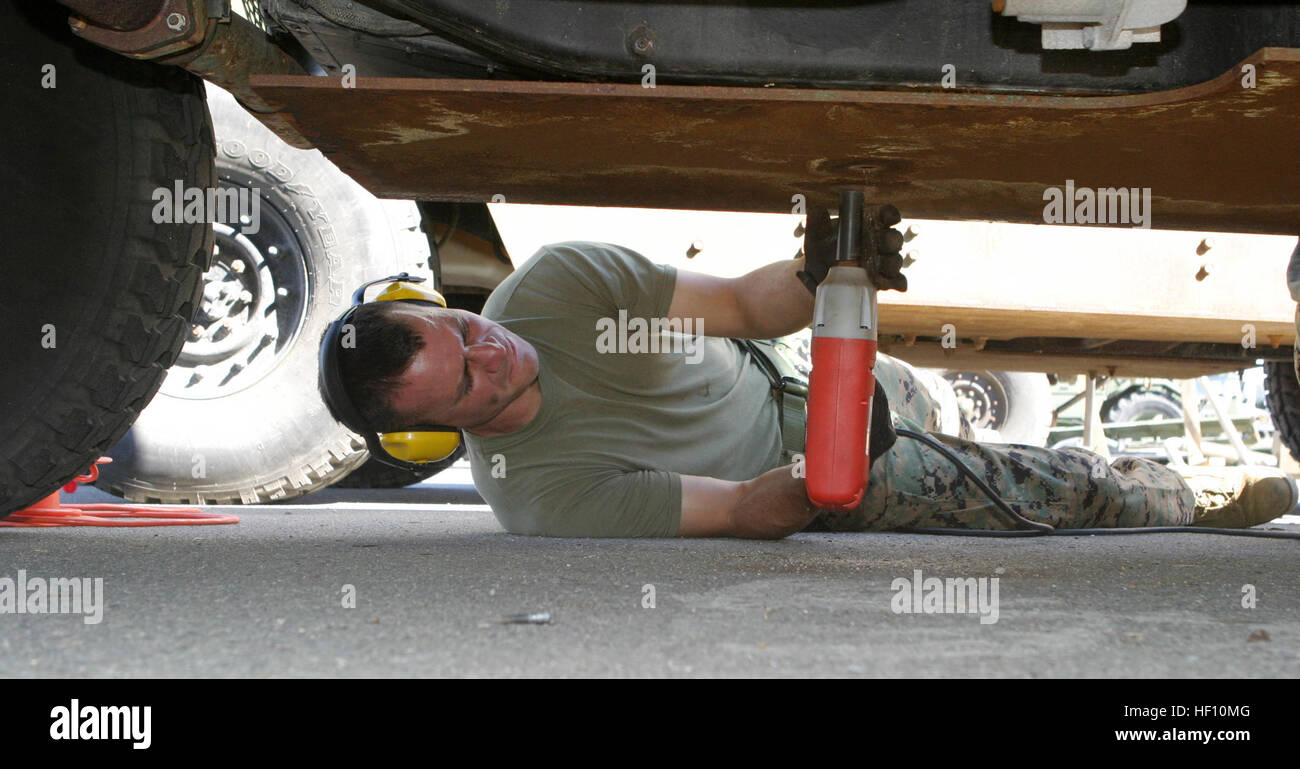 Hmmwv maintenance hi-res stock photography and images - Alamy