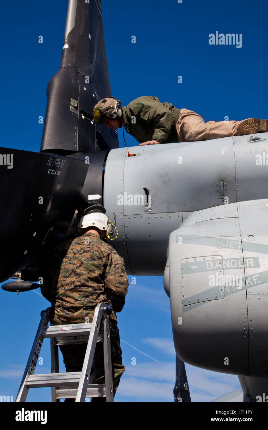 Aircraft mechanics marine medium tiltrotor hi-res stock photography and ...