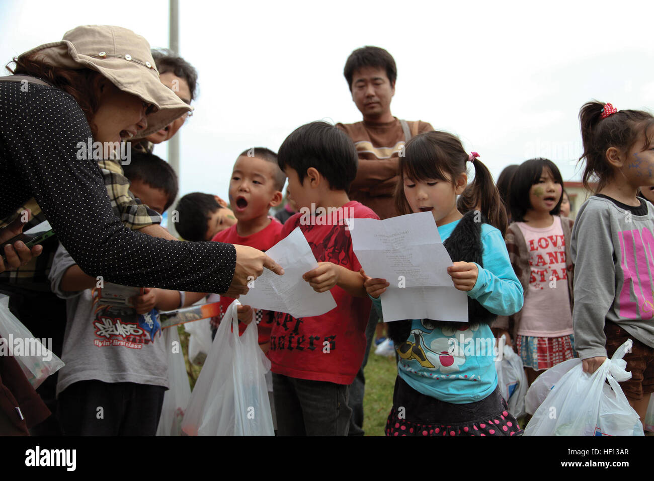 Students of Kube Elementary School and Kindergarten in Henoko district ...