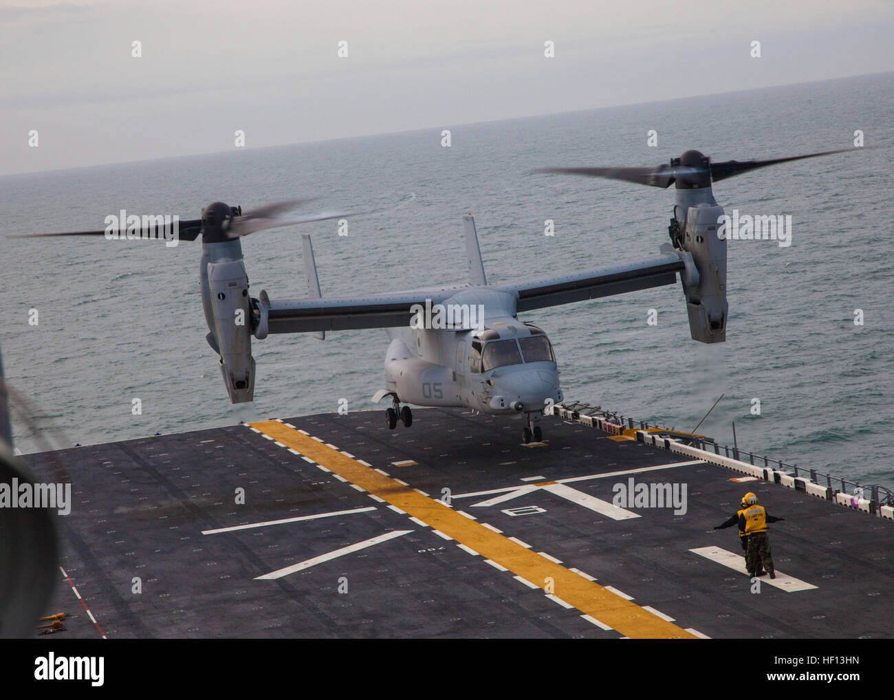 An MV-22B Osprey assigned to Marine Medium Tiltrotor Squadron (VMM) 266 ...