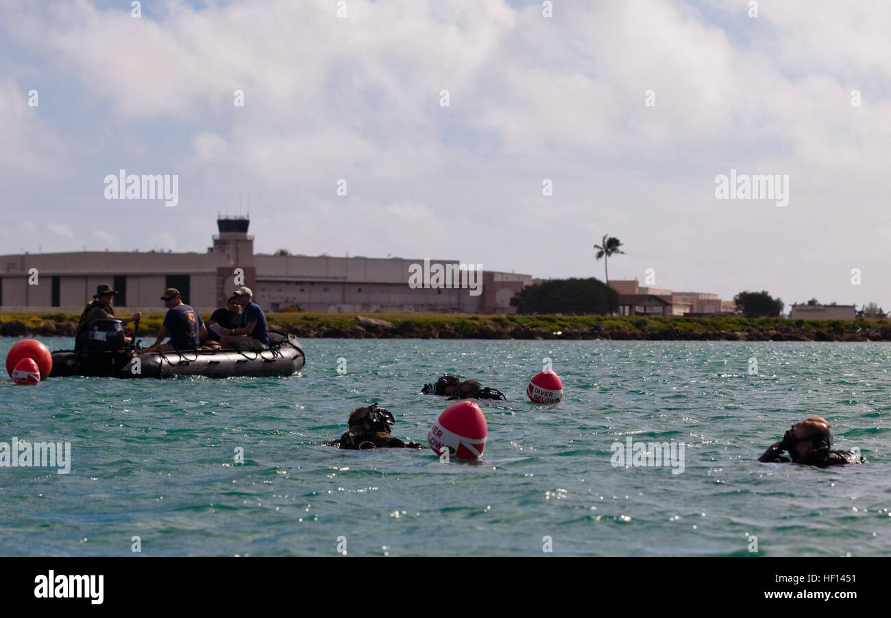 Reconnaissance Marines with Bravo Company, 3rd Reconnaissance Battalion ...