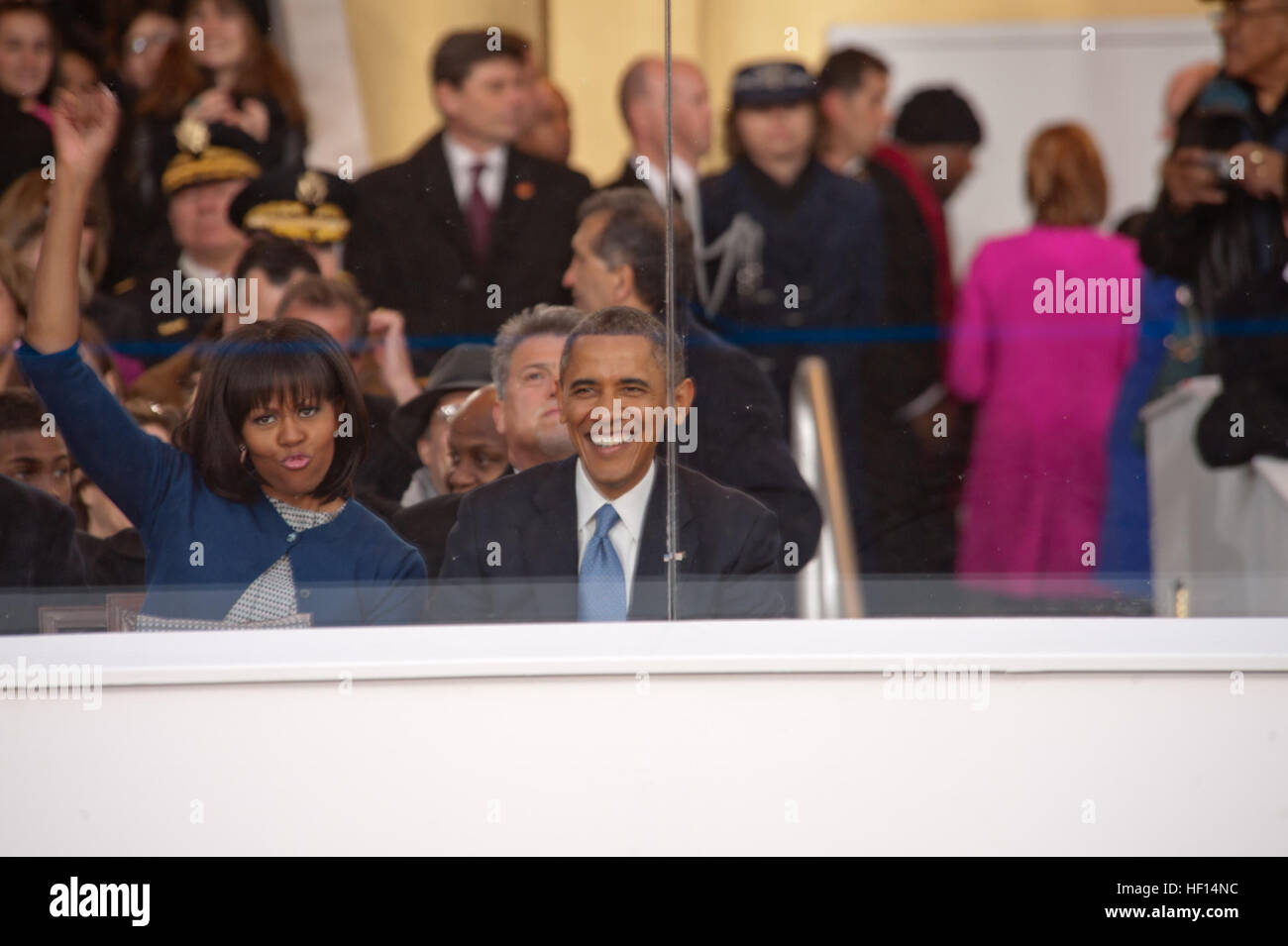President Barack Obama and first lady Michelle Obama cheer on ...