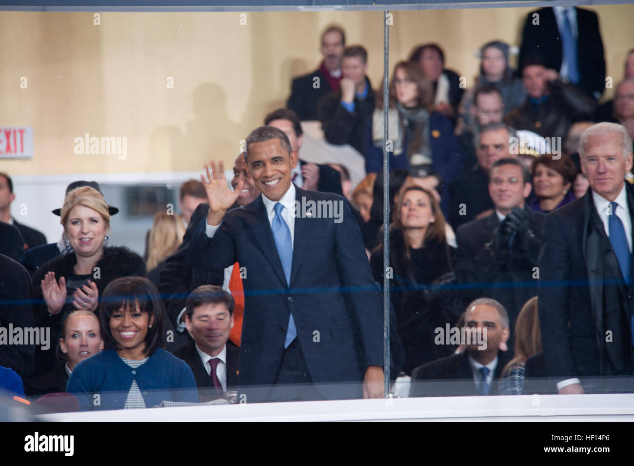 President Barack Obama and first lady Michelle Obama cheer on ...