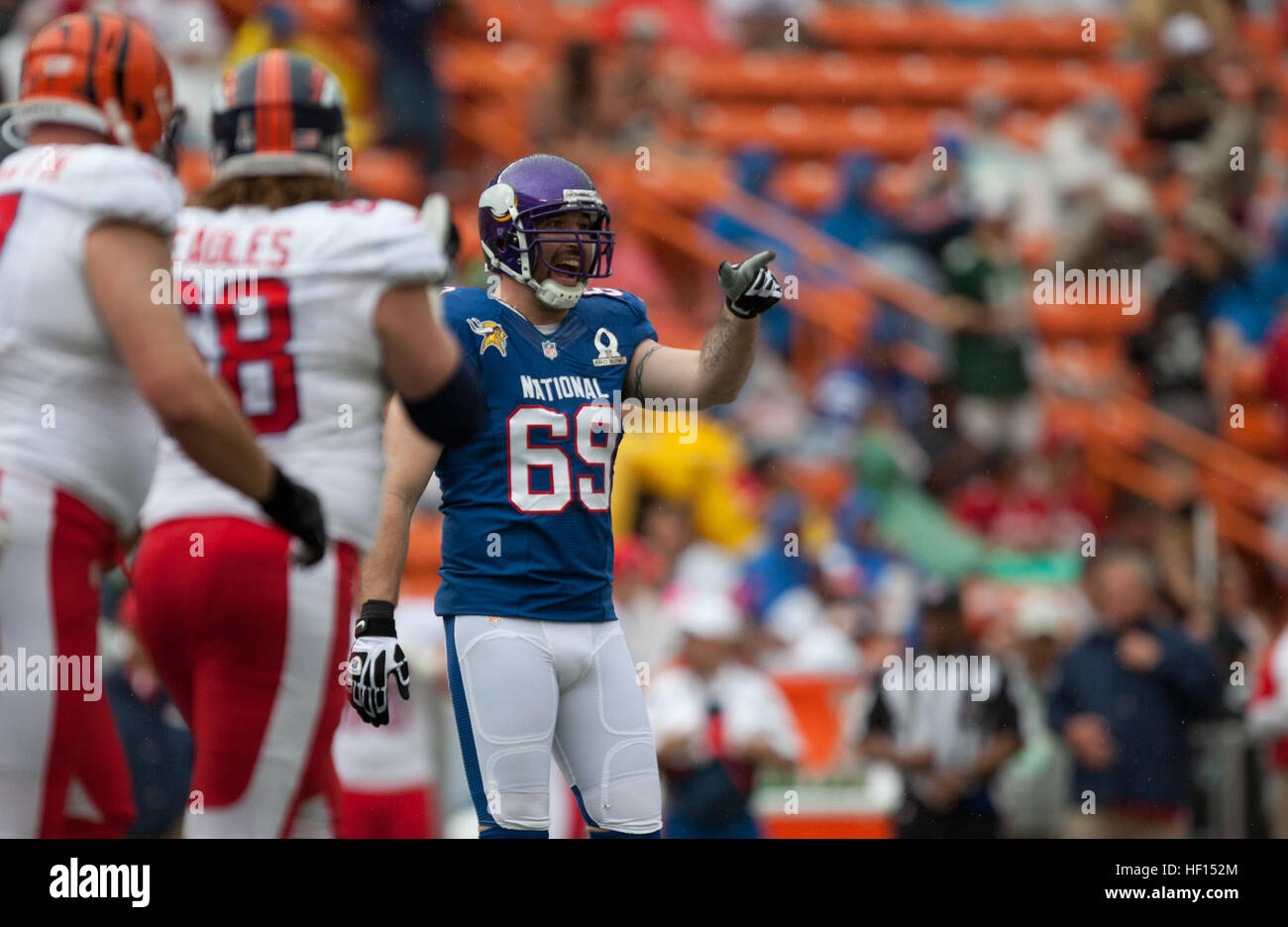 Minnesota Vikings Defensive End Jared Allen speaks with a teammate ...