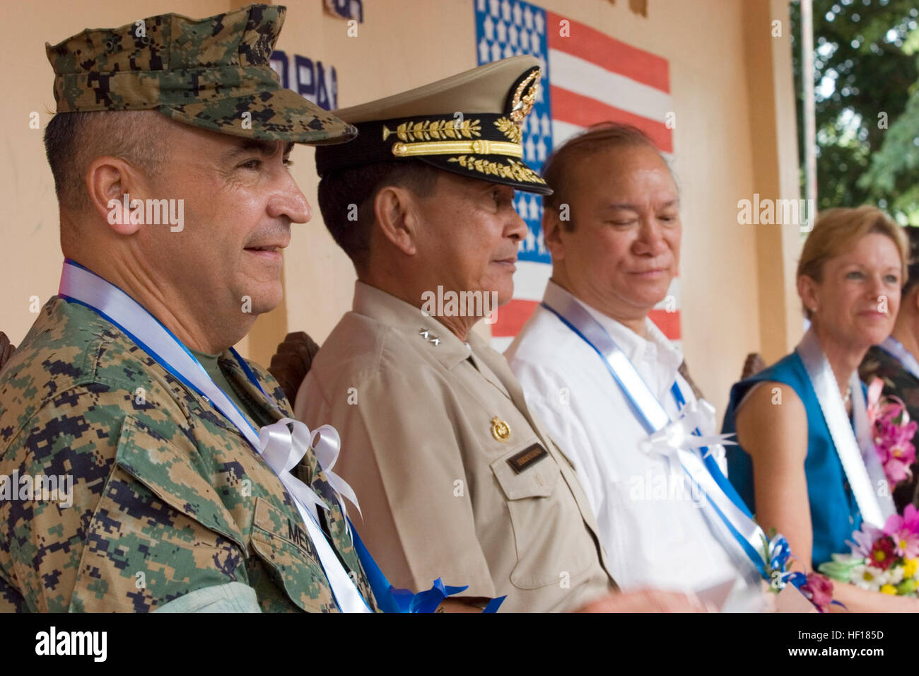 061027-M-0049M-001 Subic Bay, Philippines (Oct. 27, 2006) Ð (Left to ...
