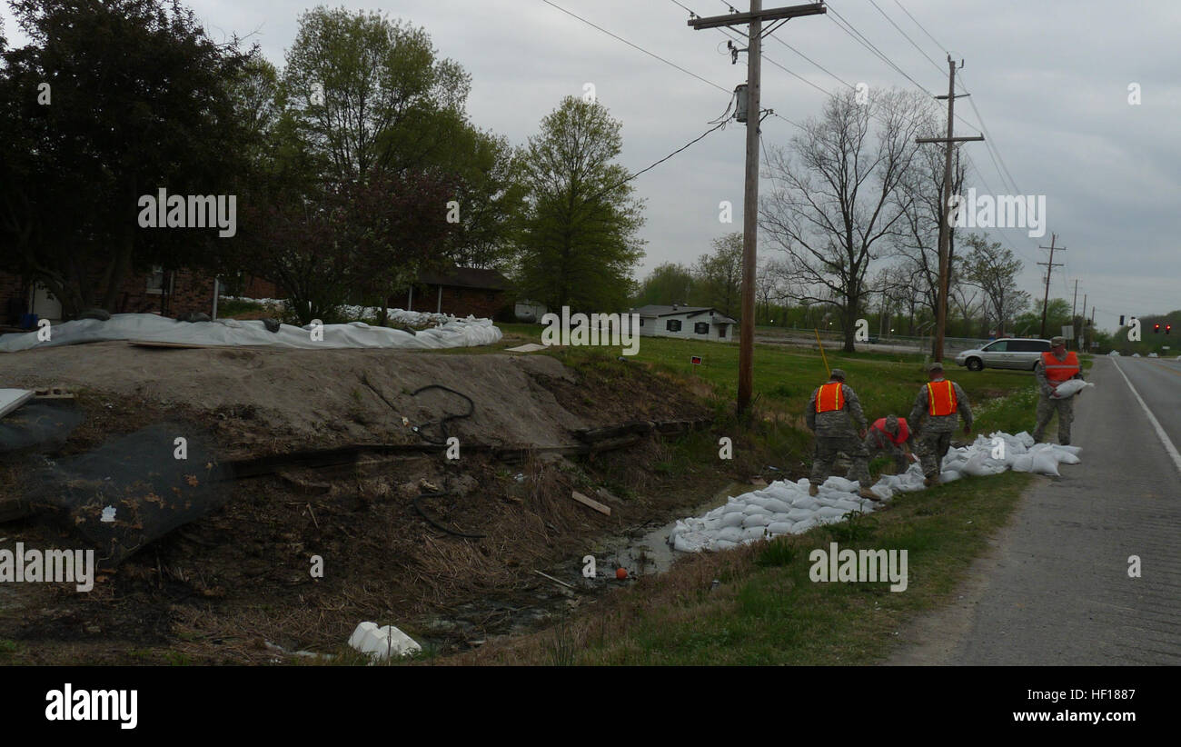U.S. Soldiers with the 1140th Engineer Battalion, Missouri Army ...