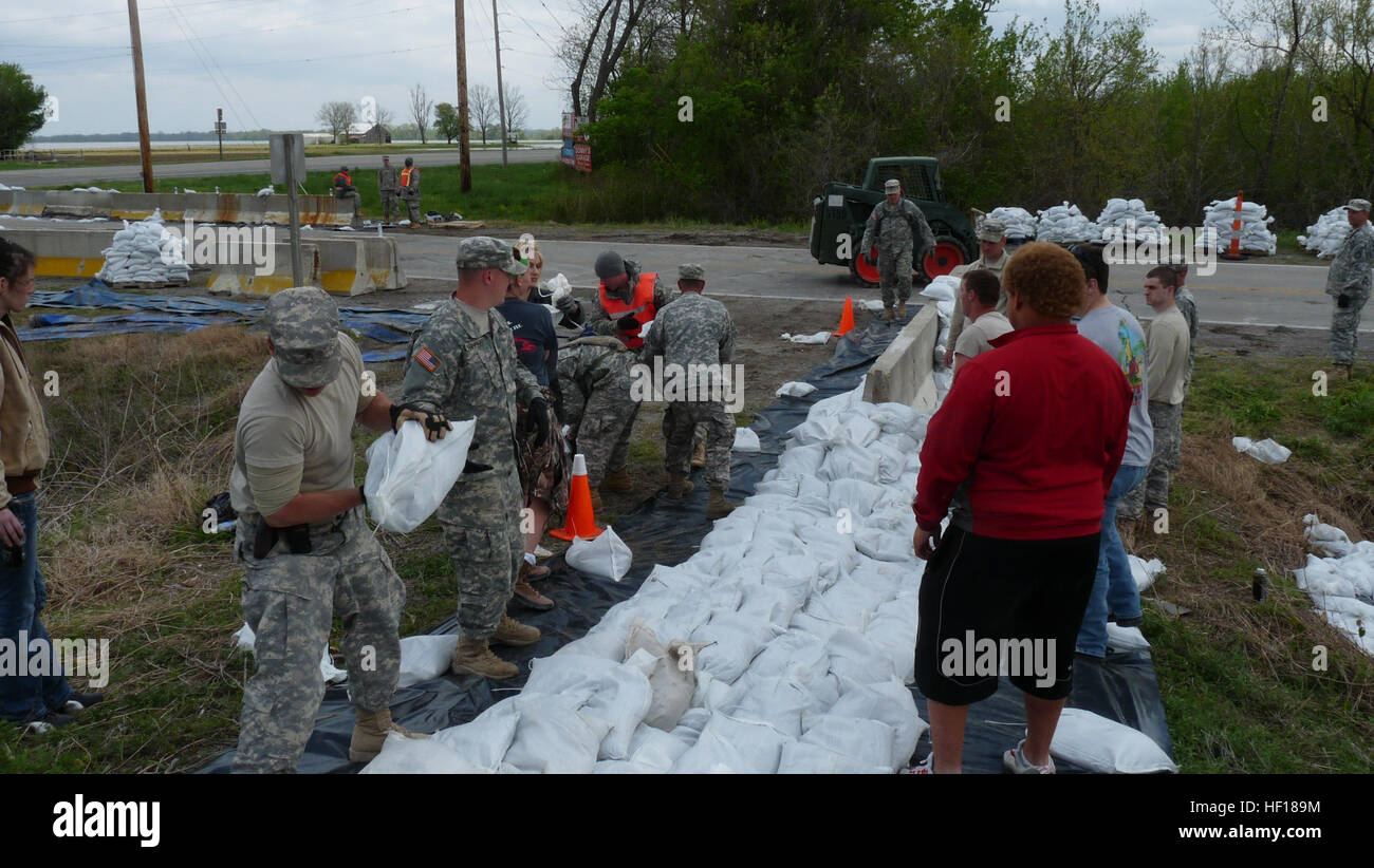 Soldiers build sandbag wall hi-res stock photography and images - Alamy