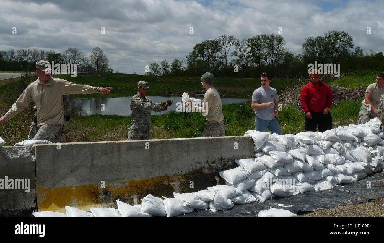 U.S. Soldiers with the 1140th Engineer Battalion, Missouri Army ...