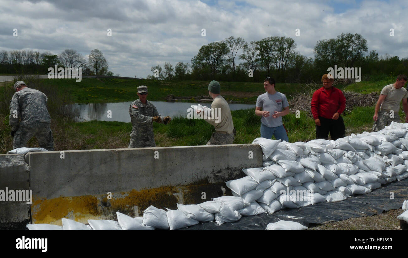 U.S. Soldiers with the 1140th Engineer Battalion, Missouri Army ...
