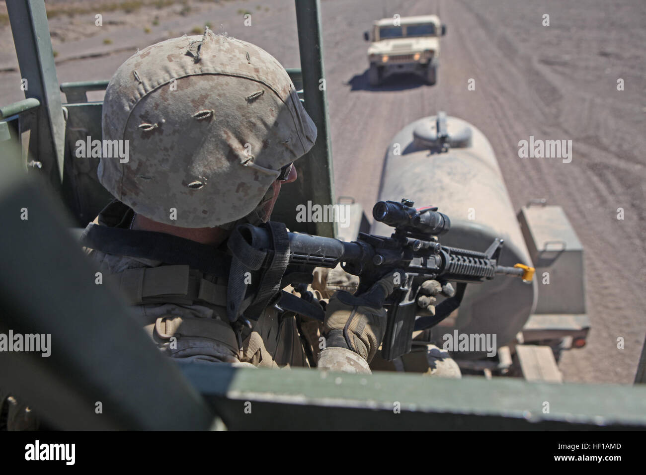 Military convoys in the desert hi-res stock photography and images - Alamy